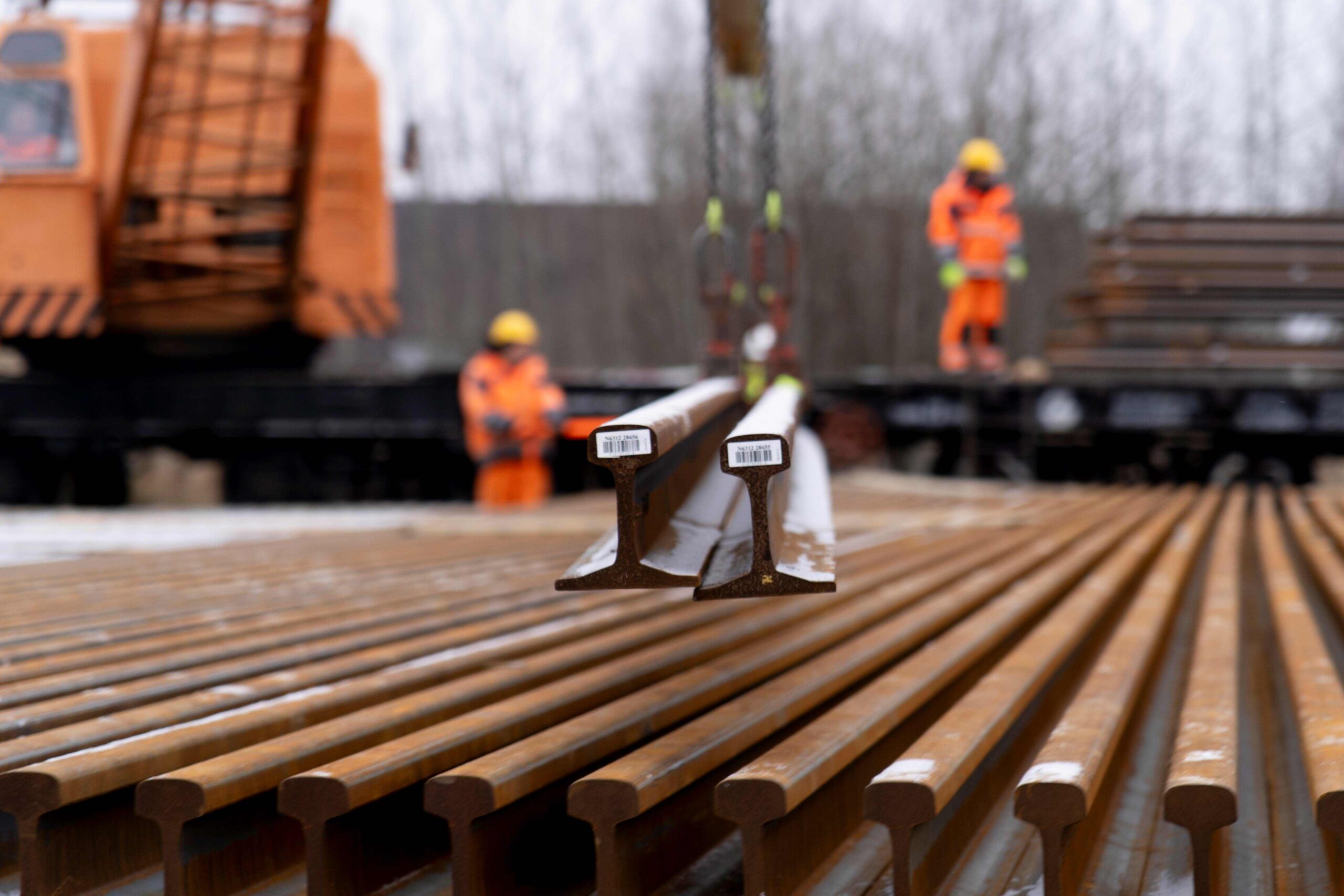 Į Lietuvą pristatyti pirmieji „Rail Baltica“ bėgiai – 2400 tonų krovinį ...